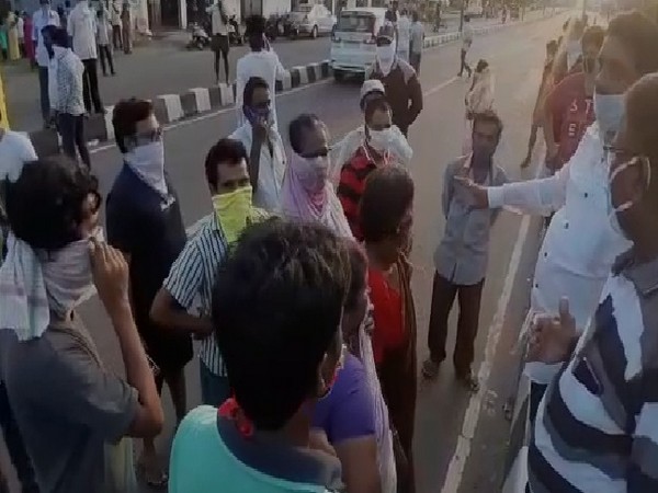 Locals force officials to shift body of corona patient in Visakhapatnam