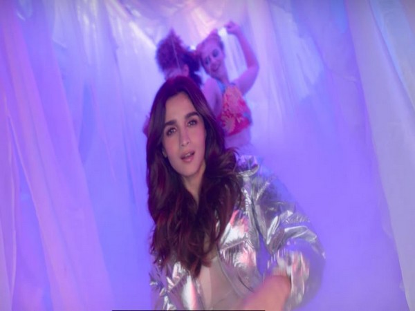 You wouldn't like to miss Alia's sizzling dance moves in 'Prada'