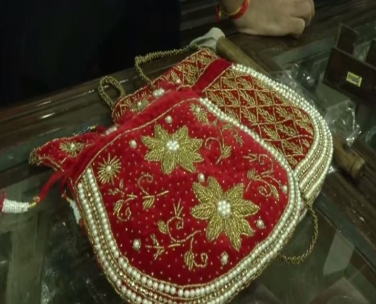 Keeping tradition alive this Bhopal shop has been selling royal 'Batua ...