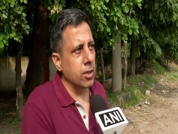 Netaji's family, Govt aware of his connection with 'Gumnami Baba': Author