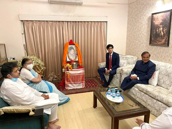 Assam CM meets family members of Late Lata Mangeshkar in Mumbai, pays ...