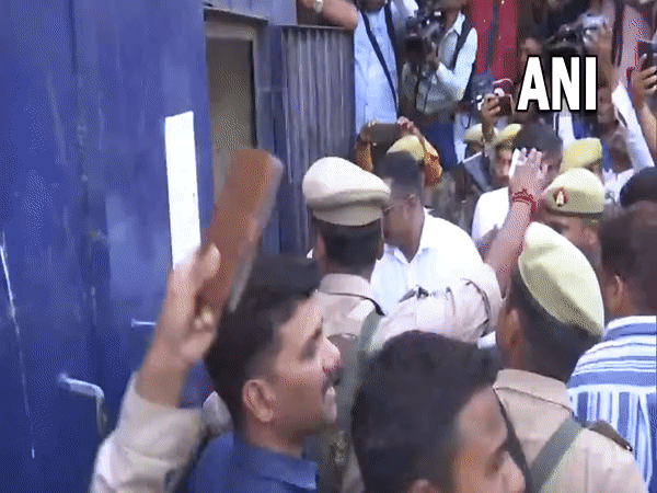 Gangster Atique Ahmed being moved from Sabarmati Jail to UP's Prayagraj