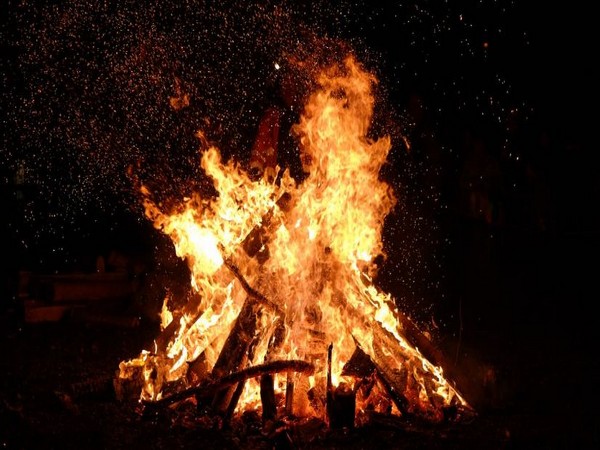 Lohri 2022: Go eco-friendly with these smokeless bonfire tips