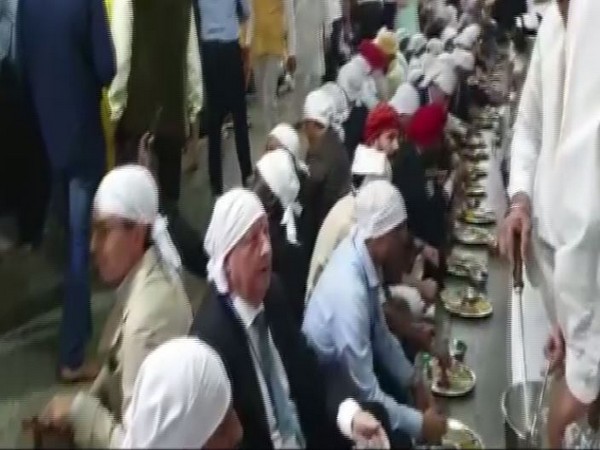 Heads of Foreign Missions in India partake 'langar' at Golden Temple