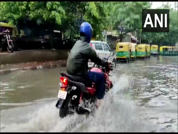 Heavy rainfall causes traffic jam on Delhi-Gurugram expressway