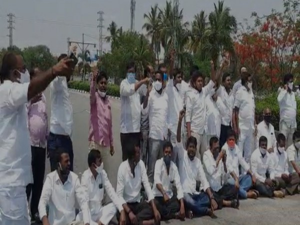 Land grabbing allegation: Etela Rajender's supporters stage protest in ...