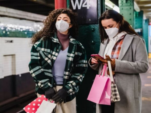 Snubbing friends to look at phone linked to various mental health ...