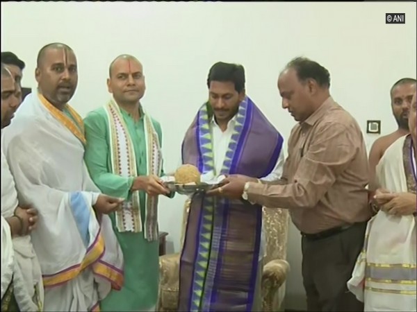 Priests bless Jagan Reddy ahead of oath ceremony in Vijayawada