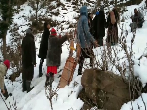 J-K: Tourists enjoy early snowfall in Nathatop