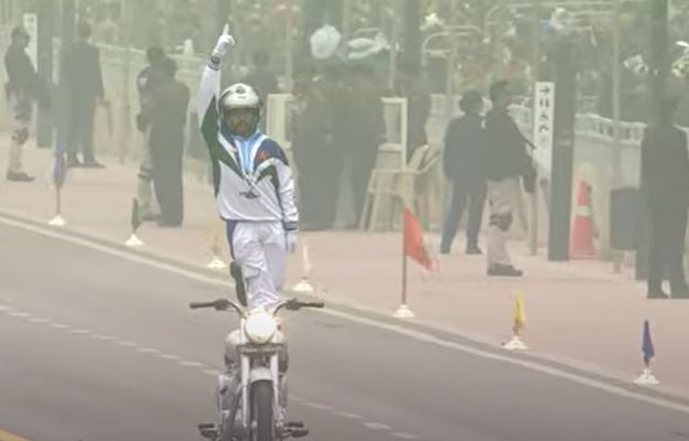 74th Republic Day parade: Amazing motorcycle stunts by 'Dare Devils' team