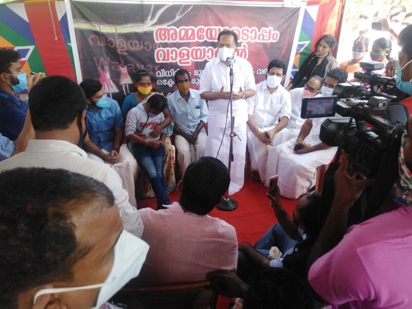 Parents of Walayar sisters go on protest demand HC monitored ...