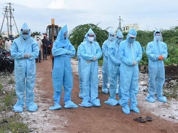 Kurnool MLA Hafeez Khan conducts last rites of COVID-19 victim