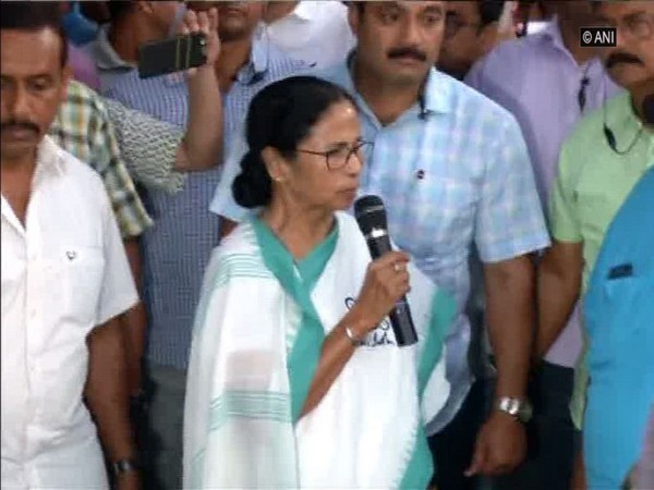 Mamata meets SSC students, assures them of looking into their demands