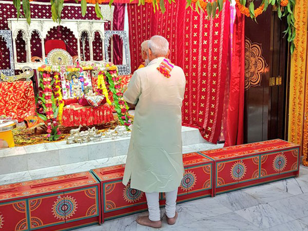Bahrain: PM Modi offers prayers at Shreenathji Temple in Manama