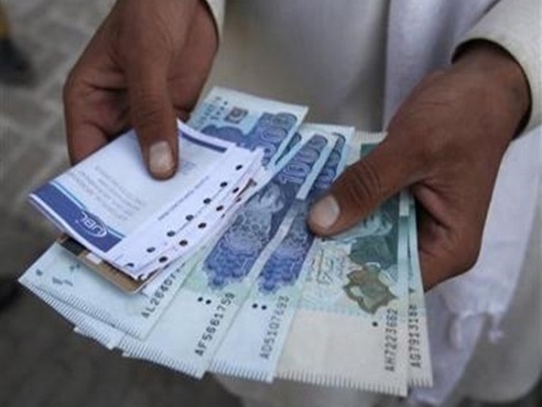 Pakistani rupee continues to fall against US dollar, hits new low