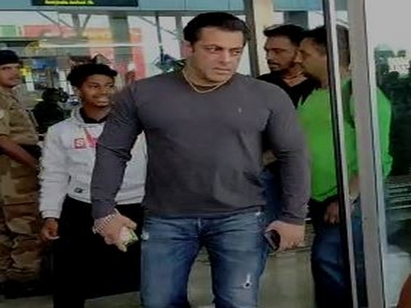 Salman Khan snatches phone from fan over unsolicited selfie