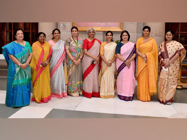Cabinet expansion: Women ministers in PM Modi's team don handloom ...