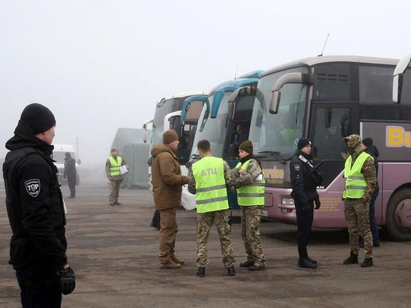 Ukraine, pro-Russian separatists begin prisoner swap
