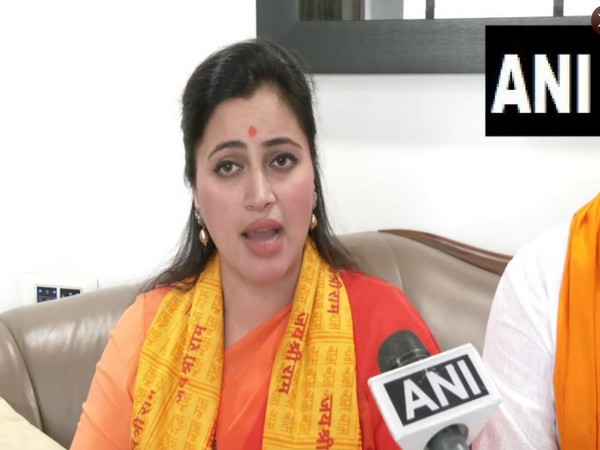 Shiv Sena workers goons of Maharashtra CM: Navneet Rana, Ravi Rana